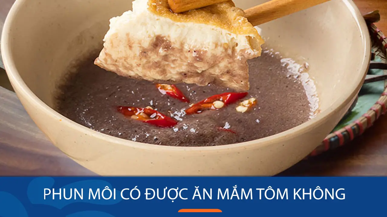 Giải đáp: Phun môi ăn mắm tôm được không?